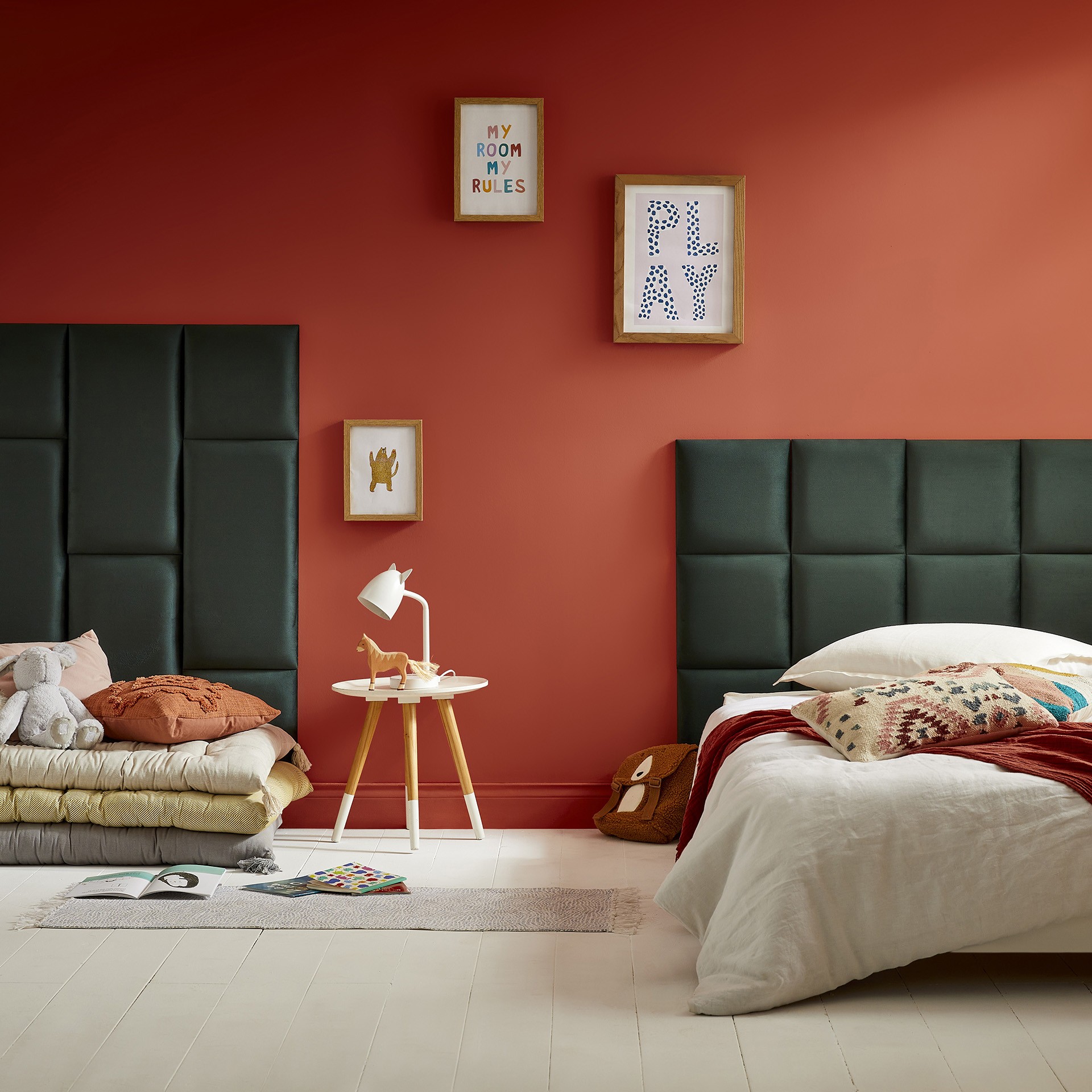 Facing bricks, wooden slat wall & cushions wall covering - ADIB Lithos